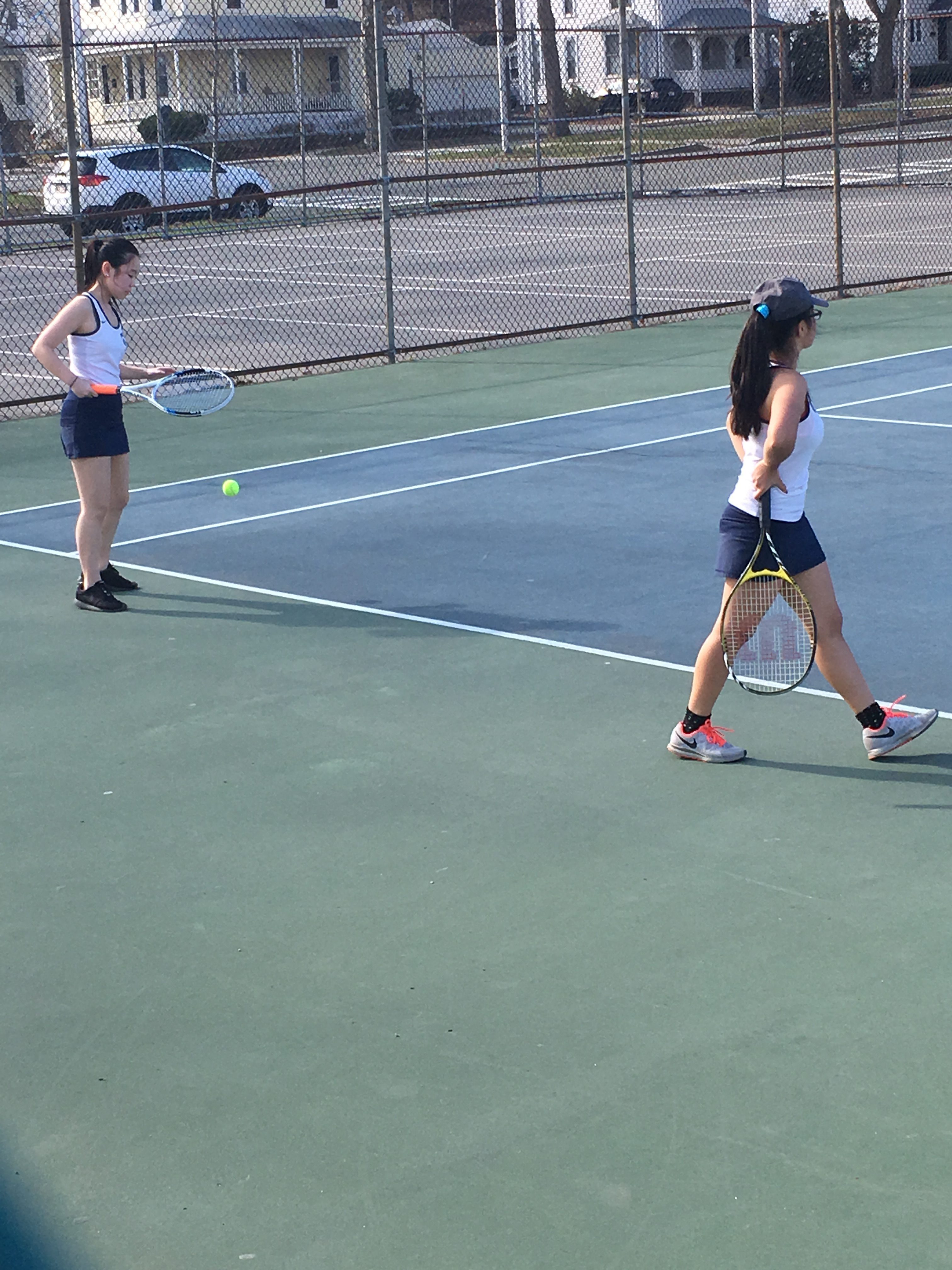 Yuki Cheung and Nikita Puri getting ready to serve, photo by Emraude Bonnet